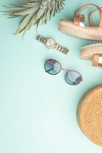 고리버들 세련 된 가방 여성의 여름 신발 선글라스 시계와 여름 배경 여름 패션 휴일의 개념 수직으로 파란색 배경에 누워 비행 0명에 대한 스톡 사진 및 기타 이미지 Istock