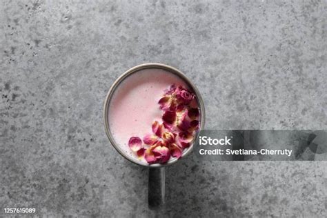 회색 배경에 장미 달 우유 한 컵 맨 위 보기입니다 공간을 복사합니다 장미에 대한 스톡 사진 및 기타 이미지 장미 장미색 아슈와간다 Istock