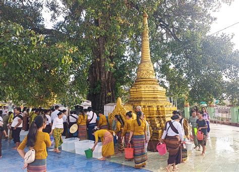 မိုင်းရယ်မြို့၌ ကဆုန်လပြည့် ဗုဒ္ဓနေ့ တွင် ဆုတောင်းပြည့်မဟာဗောဓိရွှေစေတီတွင် ညောင်ရေသွန်းလောင်း