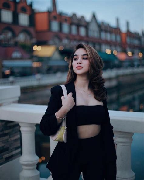 Potret Seksi Hana Hanifah Usai Lepas Hijab Jadi Sorotan