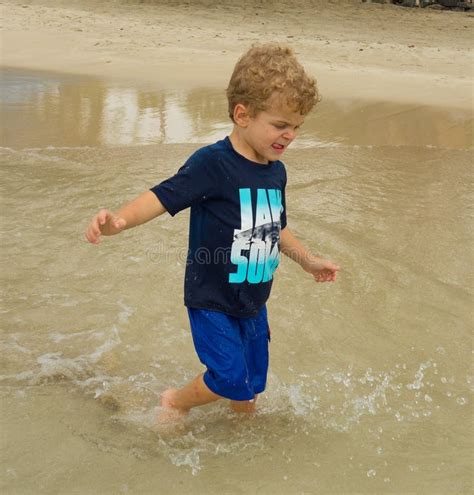 Ребенок играя на пляже в наветренных островах Стоковое Фото изображение насчитывающей солнечно