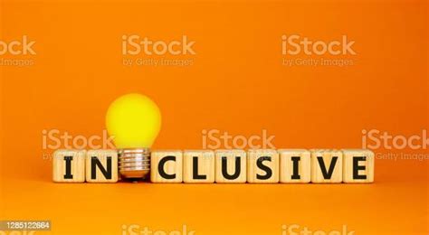 더 나은 포함을 위한 기호입니다 단어 포함나무 큐브 노란색 전구 아름다운 오렌지 배경 공간을 복사합니다 의존에 대한 스톡 사진 및 기타 이미지 Istock