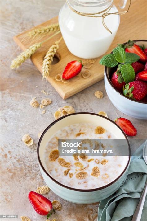건강 한 아침 식사조각 우유와 신선한 딸기에 돌 또는 슬레이트 배경 전체 곡물 영양 건강의 개념입니다 0명에 대한 스톡 사진 및