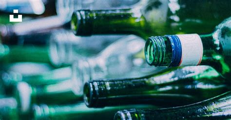 테이블에 녹색 유리 병 사진 Unsplash의 무료 유리병 이미지