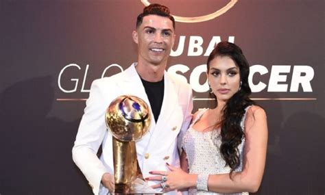 Cristiano Ronaldo Sa Femme Georgina Rodriguez Réchauffe Ses Fans Avec
