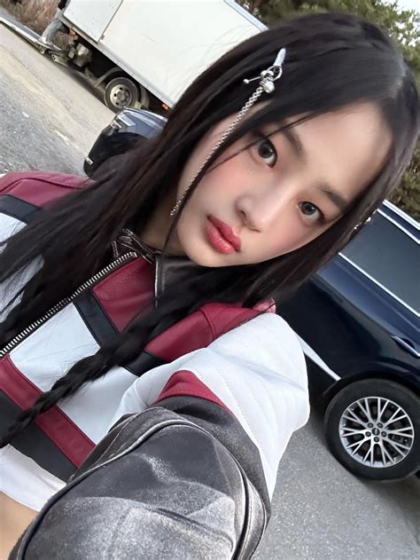 230926 Minji Phoning Photo Update Rnewjeans