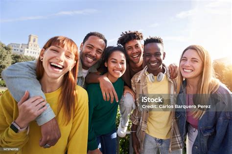 젊은 미소는 카메라 포옹을 보며 행복하게 웃고 있다 야외에서 즐거운 시간을 보내는 다문화 친구들 사람 얼굴에 대한 스톡 사진 및 기타 이미지 Istock