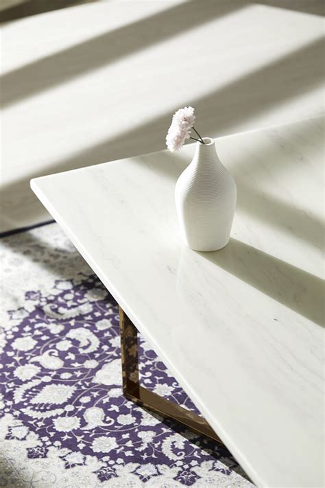 유토이미지 자연 채광이 들어오는 차분한 분위기의 방 안 토분 유리병 커피 그리고 탁자 위에 다양한 물건들