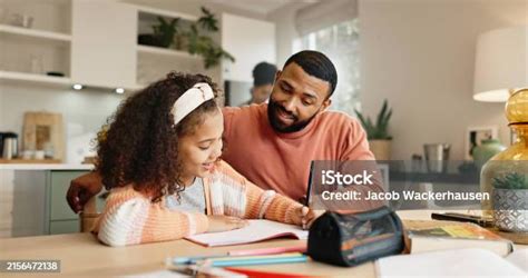 소녀 교육 학습 및 성장을 위한 과제 및 주방 미래 또는 지식 아빠 학생 및 집의 도움 학습 및 지원 또는 발달 또는 색칠 평가를 위한 홈 스쿨 10 11세에 대한 스톡