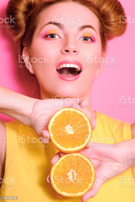 분홍색 배경에 오렌지와 세련된 귀여운 젊은 금발여자의 초상화 20 29세에 대한 스톡 사진 및 기타 이미지 20 29세