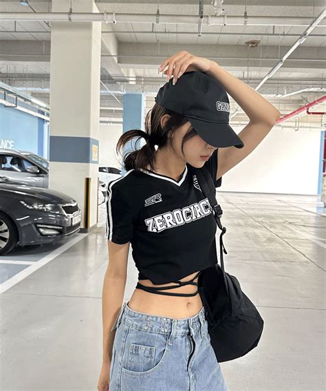 Y2k페미닌유니크하이틴 스포티 스트라이프 섹시 끈 매듭 반팔티 2color Y2k 브이넥 유행대란 끈 반팔티 에이블리