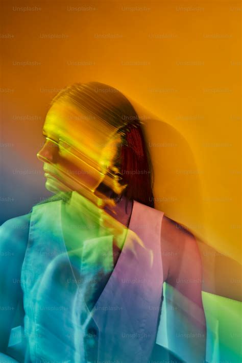 여성의 얼굴과 목이 흐릿하게 찍힌 사진 사진 Unsplash의 모션 블러 이미지