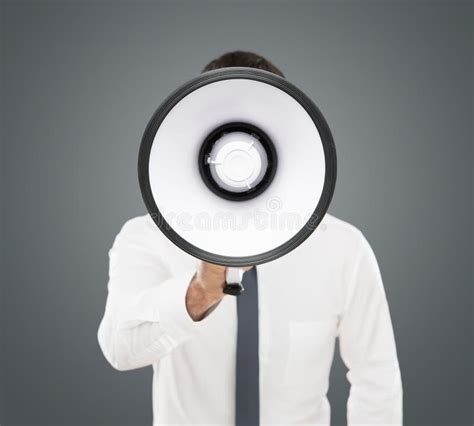 Человек с головой собаки над серым цветом Стоковое Изображение изображение насчитывающей износ