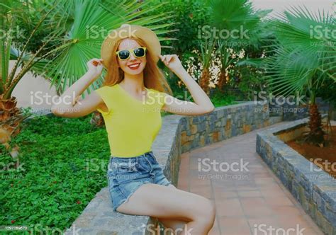 손바닥 배경에 공원에 앉아 여름 밀짚 모자에 행복 미소 여자의 초상화 20 29세에 대한 스톡 사진 및 기타 이미지 20 29세 25 29세 거리 Istock