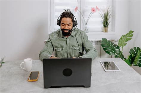 미소 짓는 아프리카계 미국인 사업가가 사무실에서 고객과 소통합니다 30 34세에 대한 스톡 사진 및 기타 이미지 30 34세 경영자 고객 서비스 담당자 Istock