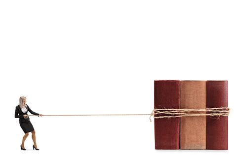 밧줄로 세 개의 큰 책 넥타이를 당기는 사업가의 전체 길이 프로필 샷 여자 사업가에 대한 스톡 사진 및 기타 이미지 여자 사업가 흰색 배경 교사 교육 관련 직업