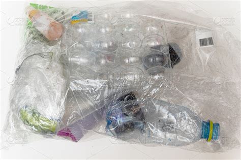 家庭垃圾分类。塑料 瓶子，包装 透明袋，在光的背景。环保，垃圾分类收集，回收理念。