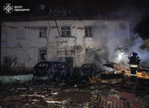 Масована атака шахедів на Одесу рятувальники показали наслідки обстрілів