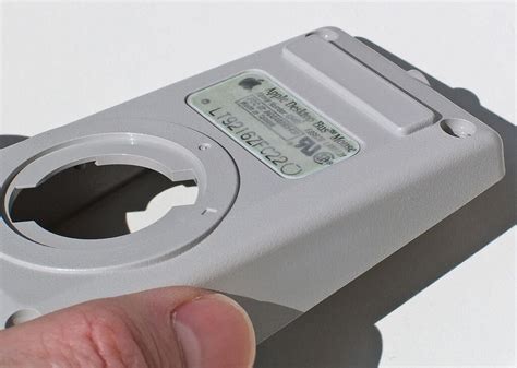 Retr0bright Restores Vintage Computer Plastic To Like New Condition