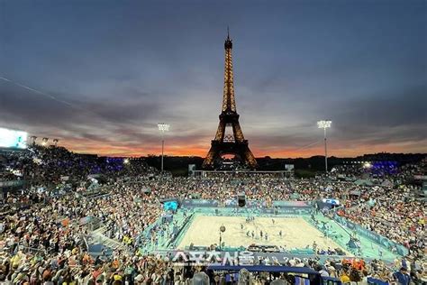 에펠탑 앞에서의 비치발리볼 이 낭만적인 기획은 ‘사기다 정다워의 미드섬머인파리