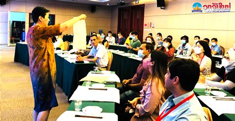 ສື່ມວນຊົນຈາກເກືອບ 20 ປະເທດ ຮຽນຮູ້ກ່ຽວກັບການແຕ້ມຮູບແບບດັ່ງເດີມຂອງຈີນ