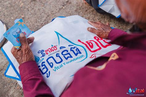 មូលនិធិ២៥៛ វីតាល់ចែកស្បៀង និងថ្នាំសង្កូវ ជូនចាស់ជរាក្រីក្រ និងជនគ្មានផ្ទះសម្បែងជាង ២០០នាក់