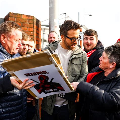 رایان رینولدز، تماشاگر ویژه تقابل تیمش در جام حذفی انگلیس عکس طرفداری