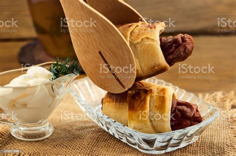 퍼프 페이스 트리 롤 유리 접시에 고기 소시지를 채워 구운 나무 주방 집게 딜 리넨 옷감 냅킨 나무 배경에 모두와 사 우 어 크림 소스 갈색에 대한 스톡 사진 및 기타