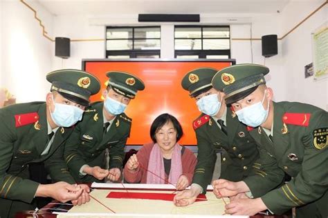 武警官兵与驻地党团员青年共绣党旗