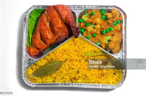 식품 따뜻한 알루미늄 호 일 직사각형 일회용 소포 도시락 상자 태국과 중국식 식사는 배달을 빼앗아가십시오 450ml 3 부분 호일 컨테이너 도시락 음식 상자 상단보기 흰색