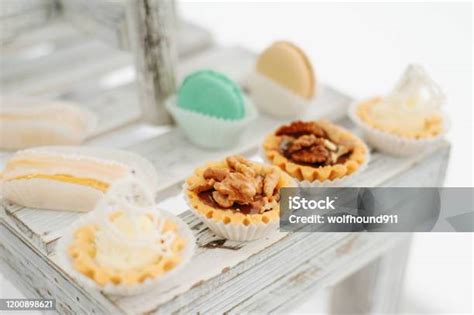 축하의 그랜드 웨딩 테이블에 크림 딸기 페이스트리 베이커리와 케이크와 맛있는 식욕을 돋우는 달콤한 디저트의 다양한 가까운에 대한 스톡 사진 및 기타 이미지 Istock