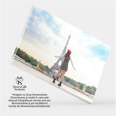 Картина на платно Красива млада жена посещаваща Париж и Айфеловата кула жена Париж