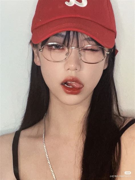 40 ไอเดียลุคแว่นสายตาสาวหน้าเหลี่ยม เสริมความหวานให้รูปหน้าดูละมุน Akeru