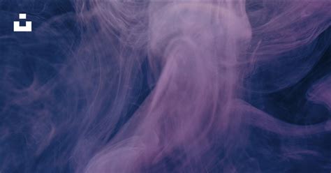 연기가 나오는 파란색과 분홍색 배경 사진 Unsplash의 무료 연기 이미지