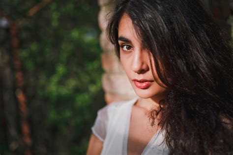 생각 하는 피에 긴 머리를 가진 여 자가 사랑 스러운 봄 따뜻한 태양 광선 아래 정원 닫습니다 갈색 머리에 대한 스톡 사진 및 기타 이미지 Istock