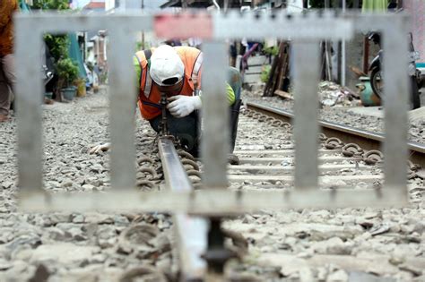 Foto Peninggian Listring Kereta Api Di Kalimas Baru