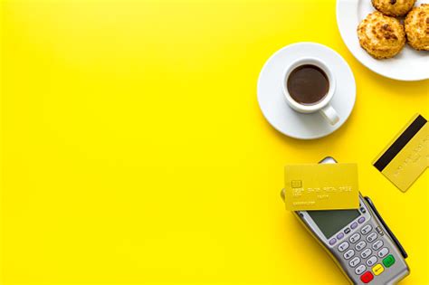 신용 카드로 결제할 수 있습니다 복사 공간 위에서 노란색 레스토랑 책상에 터미널 공항 터미널에 대한 스톡 사진 및 기타 이미지 공항 터미널 구매 금융 Istock