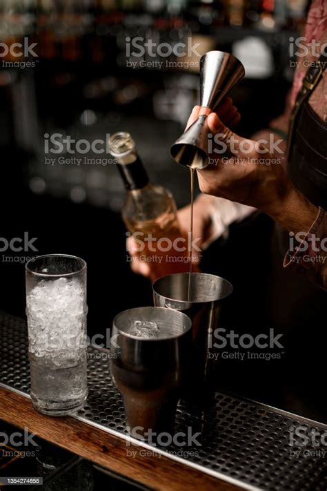 바텐더의 손은 강철 셰이커 유리에 지거에서 음료를 능숙하게 부어 각얼음에 대한 스톡 사진 및 기타 이미지 각얼음 강철 근거리 초점 Istock