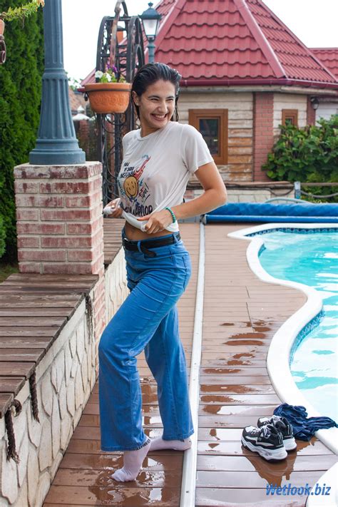Wetlook Girl Swimming Fully Clothed In Pool Rwetgirlswetlook