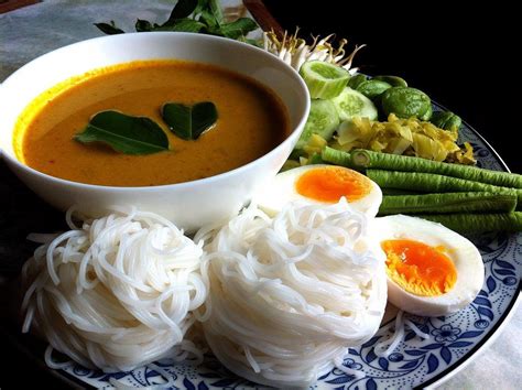 Nothing To Wear เดรสแขนสั้นทรงปล่อยหลวมๆ แต่งชายกระโปรงด้วยระบายลูกไม้ฉลุปักลายและเพิ่มความเก๋