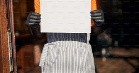 빈 모형 플래카드를 들고 있는 멸균 장갑을 낀 아프리카계 미국인 남성 사진 Unsplash의 앞치마 이미지