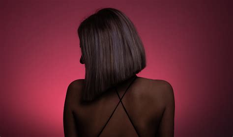 인물 실루엣과 조명 사진 짧은 머리와 선글라스 포즈 조명 네온 효과를 가진 아름다운 젊은 여성의 사진 25 29세에 대한 스톡