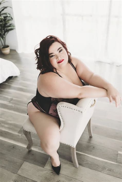 Plus Size Posing Tips For Stunning Boudoir Photos
