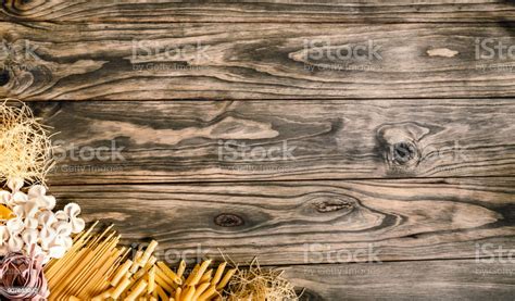부엌에서 소박한 나무 테이블에 이탈리아 파스타 텍스트를 위한 공간입니다 0명에 대한 스톡 사진 및 기타 이미지 0명 갈색 배경 건강한 식생활 Istock