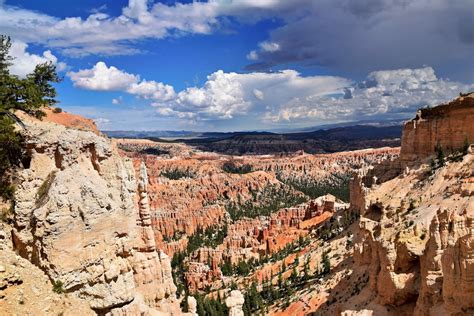 경치 경치가 좋은 고원 관광 광활한 구름 국립 공원 나무 남서부 낮 노두 다채로운 풍경 독특한 구조물 두건 땅 메마른 모험 미국 미국 남서부