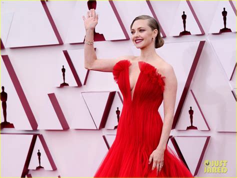 Amanda Seyfried Wears A Ravishing Red Gown To Oscars 2021 Photo