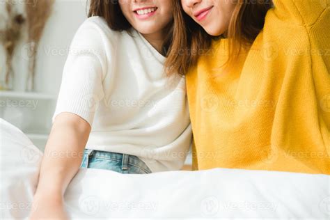 Belas Jovens Mulheres Asiáticas Lgbt Lésbicas Casal Feliz Sentado Na