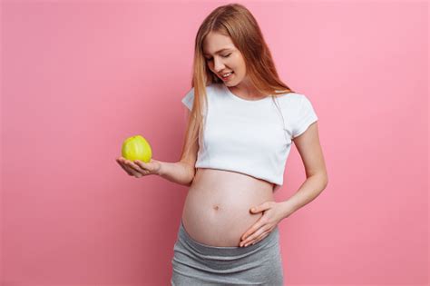 배 근처에 녹색 사과를 들고 임신 한 여성 임신 모성 적절한 영양의 개념 과일에 대한 스톡 사진 및 기타 이미지 과일 광고 귀여운 Istock