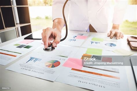 개념 회계 또는 재무 관리자 및 비서 스프레드시트 보고서 재무 계획 보고서 만들기 감사 합니다 내부 수익 서비스 계수 검사 사무실에서 금융 문서 확인 개념에 대한 스톡 사진