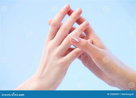 Touch 库存图片 图片 包括有 安全性 统一性 接触 支持 分隔 柔和 年轻 妇女 团结 2585005